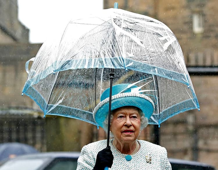 Dressed to impress: The classic uniforms of Queen Elizabeth II ...