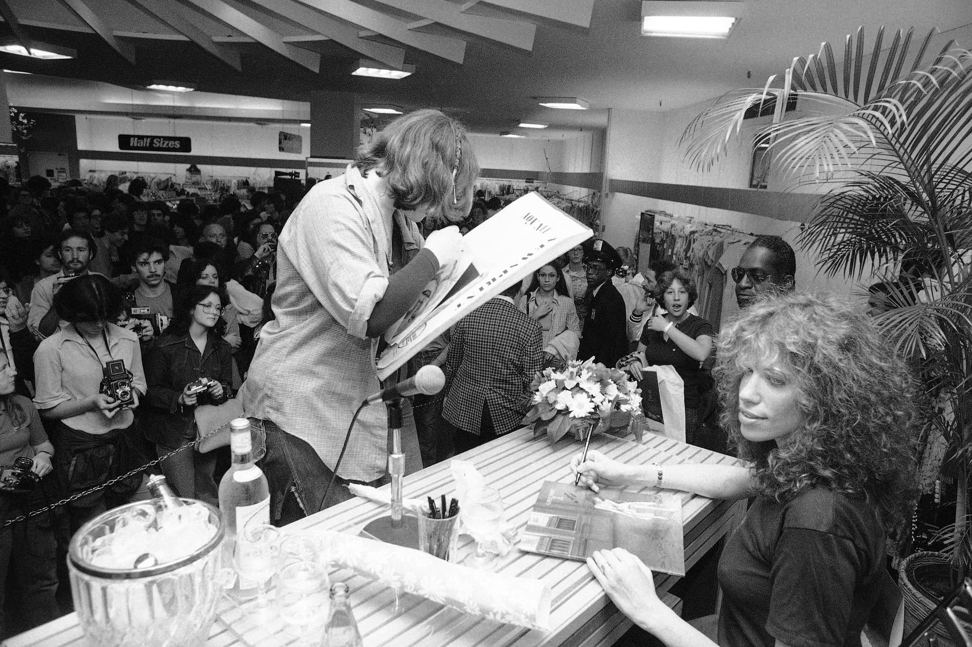 Carly Simon on Mick Jagger, Taylor Swift—and being herself - Macleans.ca
